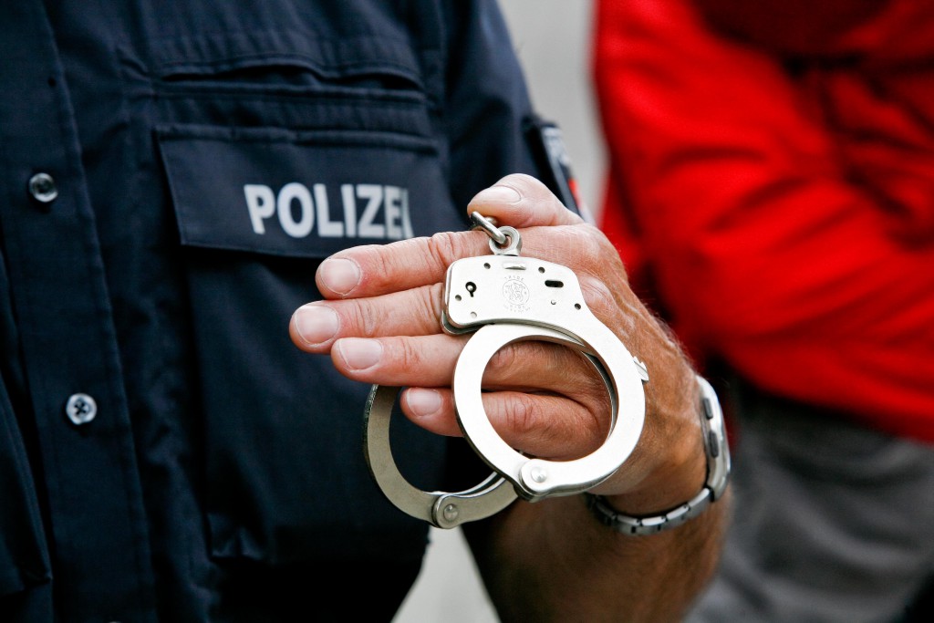 Symbolfoto - Polizei / Handschellen3 Fotos im Dossier - Hallo Wochenende