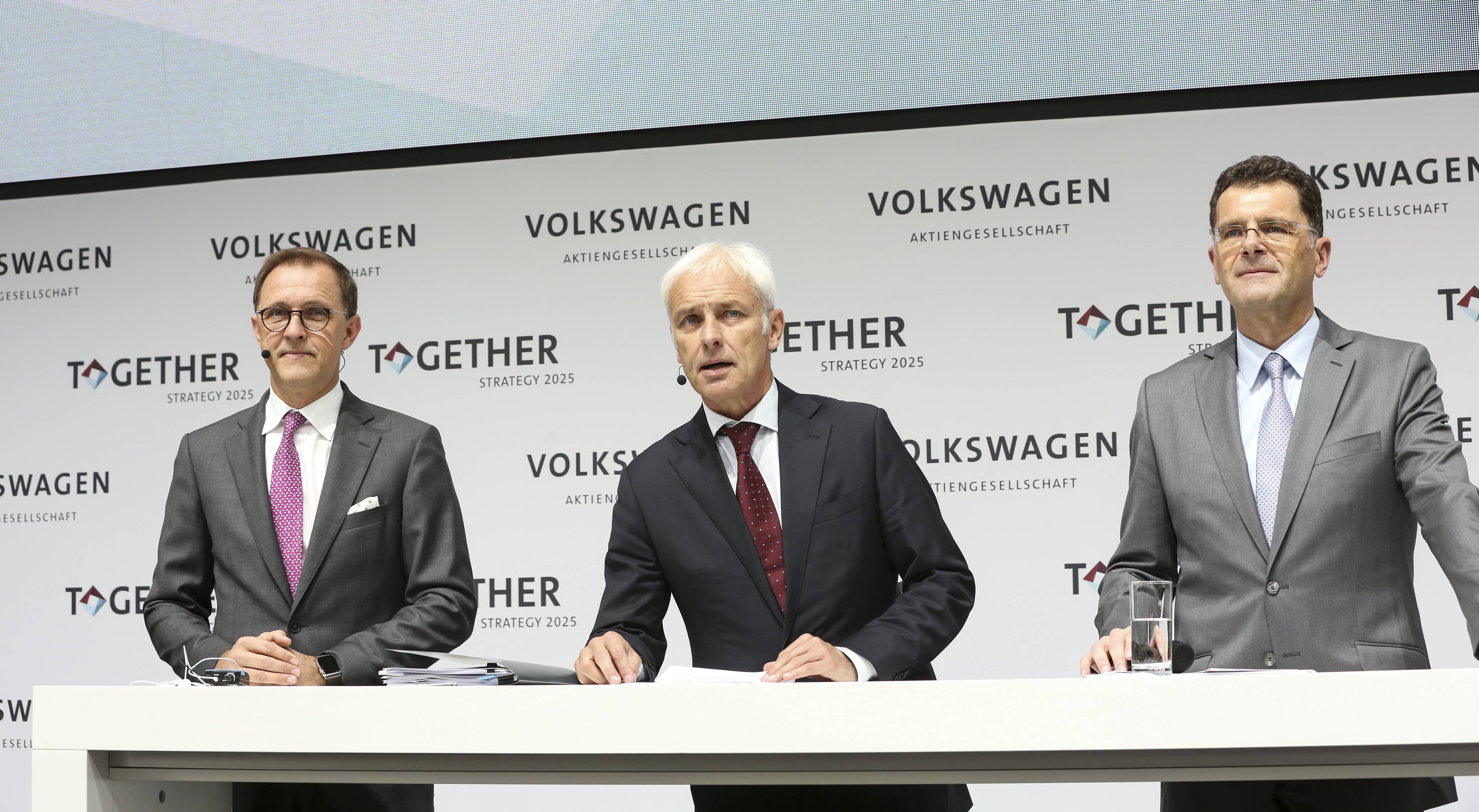 Wolfsburg Niedersachsen VW Volkswagen Vorstand stellt auf einer ...
