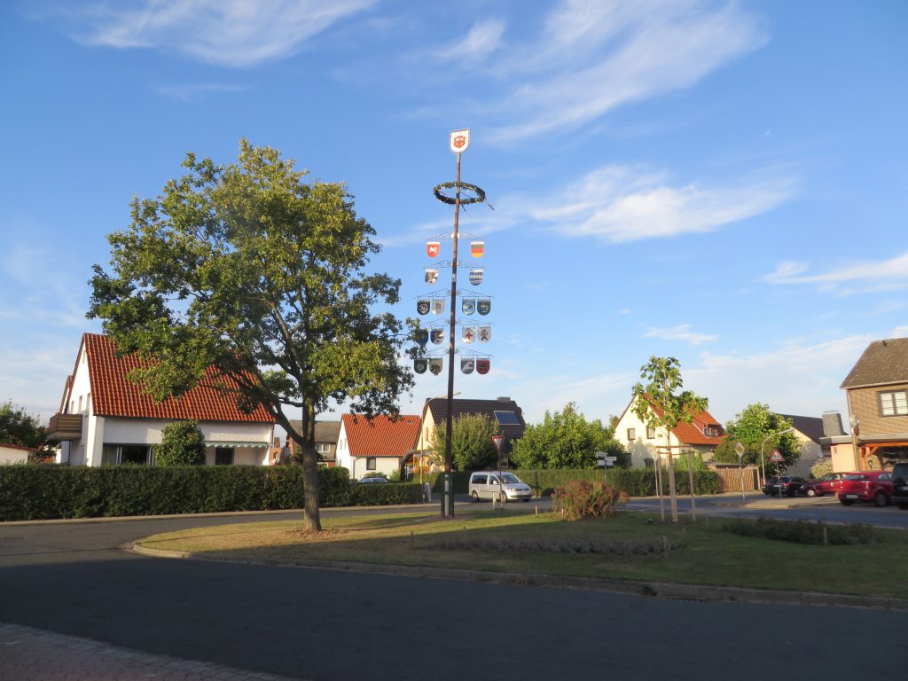 bld_weyhausen_maibaum2 - Hallo Wochenende