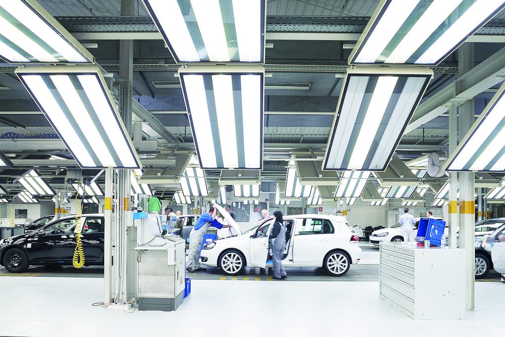 Qualitätssicherung und Endabnahme im Lichttunnel im Volkswagenwerk in ...